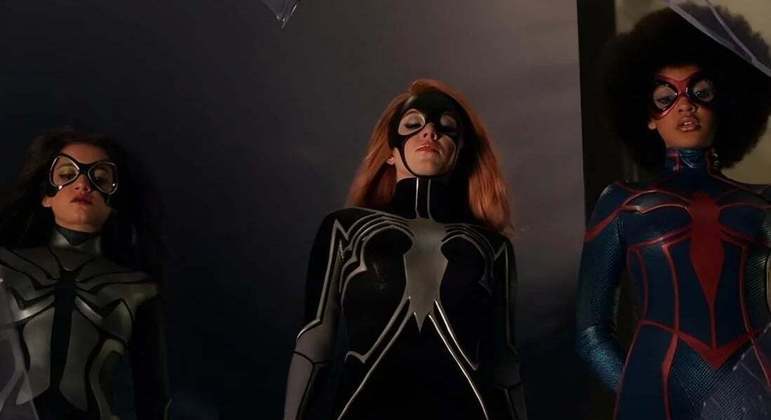 Madame Teia | Atrizes se emocionam ao ver trajes de super-heroínas ...