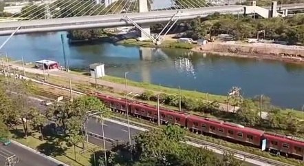 Pane em novo trem afeta funcionamento da Linha 9-Esmeralda, em São ...