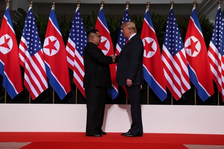 Trump e Kim: Aperto de mão de 'macho-alfa' esconde nervosismo ...