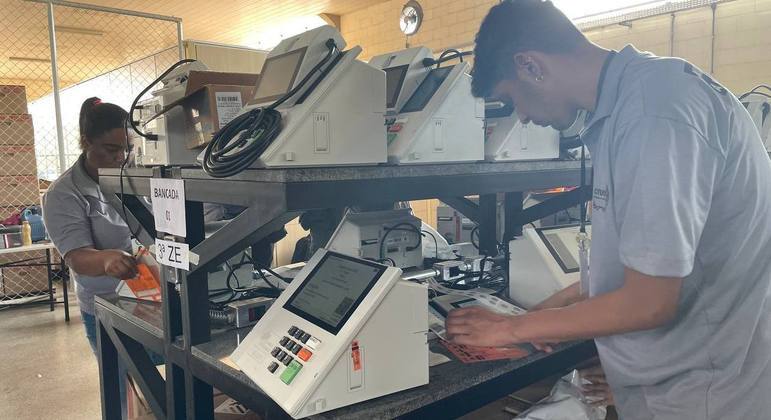 TRE do DF começa a lacrar 6,7 mil urnas eletrônicas; veja imagens ...