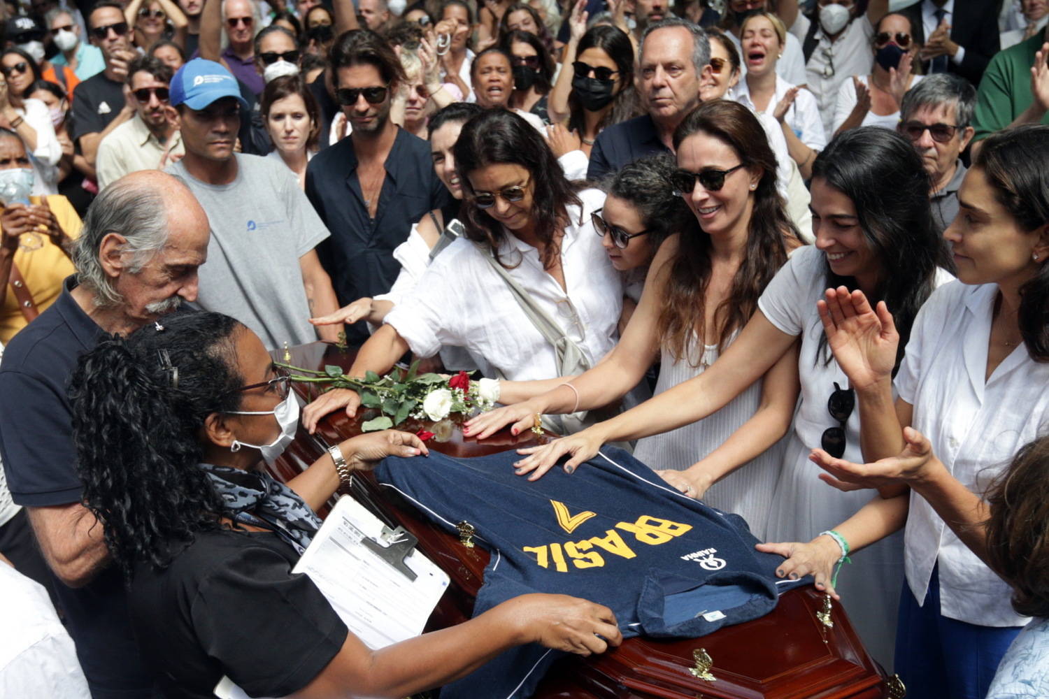 Amigos e parentes se despedem de Isabel Salgado, ícone do vôlei; veja ...