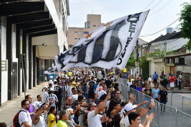 Velório de Pelé em Santos: multidão se despede do Rei do Futebol ...
