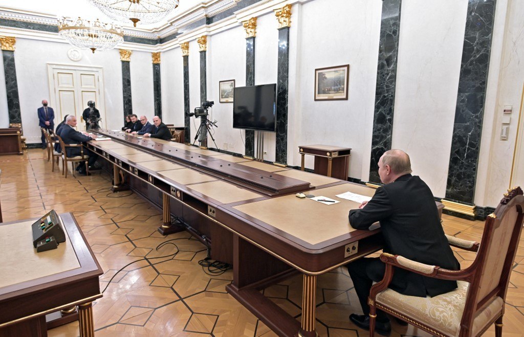 Imponência ou exagero? Conheça as mesas gigantes de Vladimir Putin ...