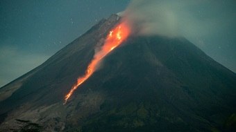 Vulcão Merapi volta a entrar em erupção na Indonésia e joga cinzas a ...