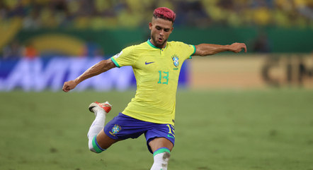 Quem é Yan Couto, lateral do cabelo rosa que foi alvo do Timão antes de ...