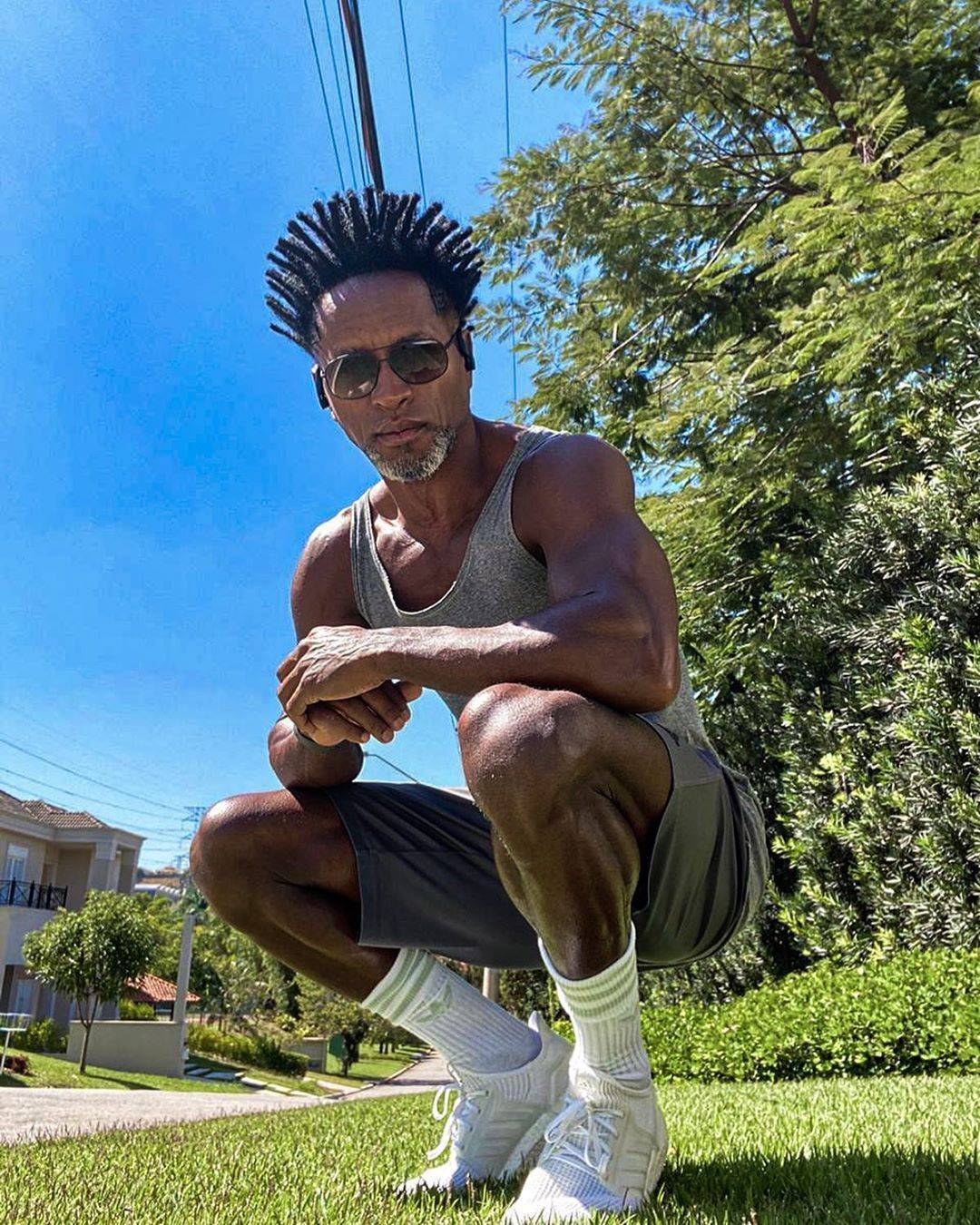 Vovô trincado: Zé Roberto chega aos 47 esbanjando físico invejável ...